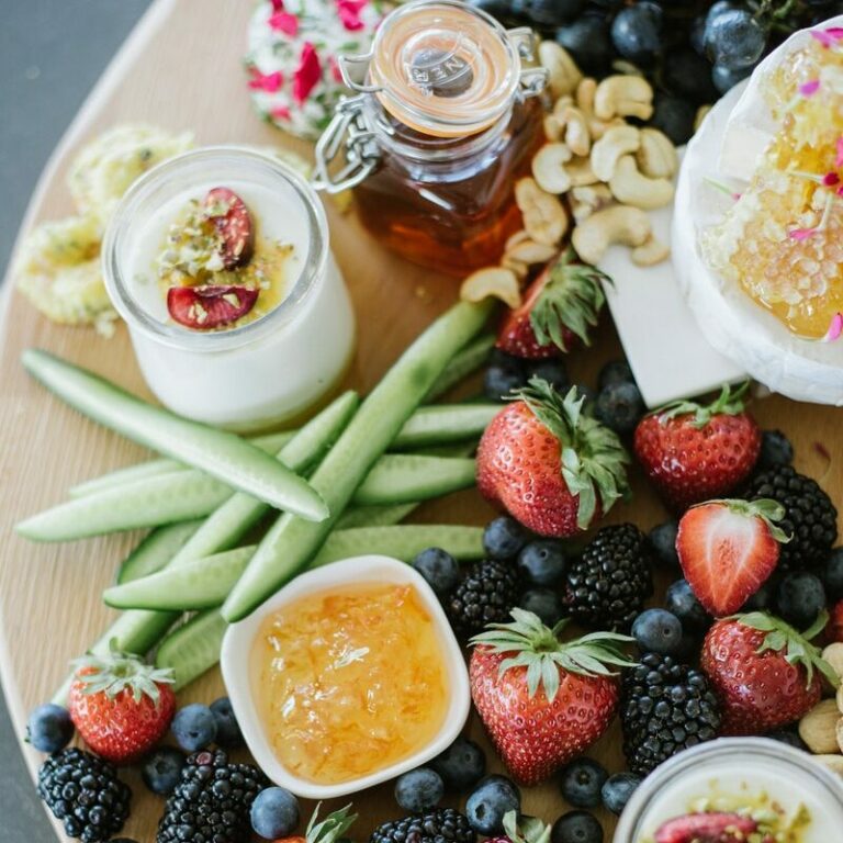 Snacks ricos y ligeros para picar entre horas basados en frutas